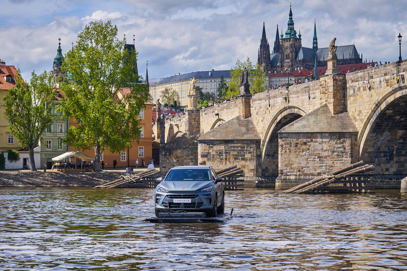 CUPRA Terramar vyplával na Vltavu ako unikátny FLOATING projekt ...
